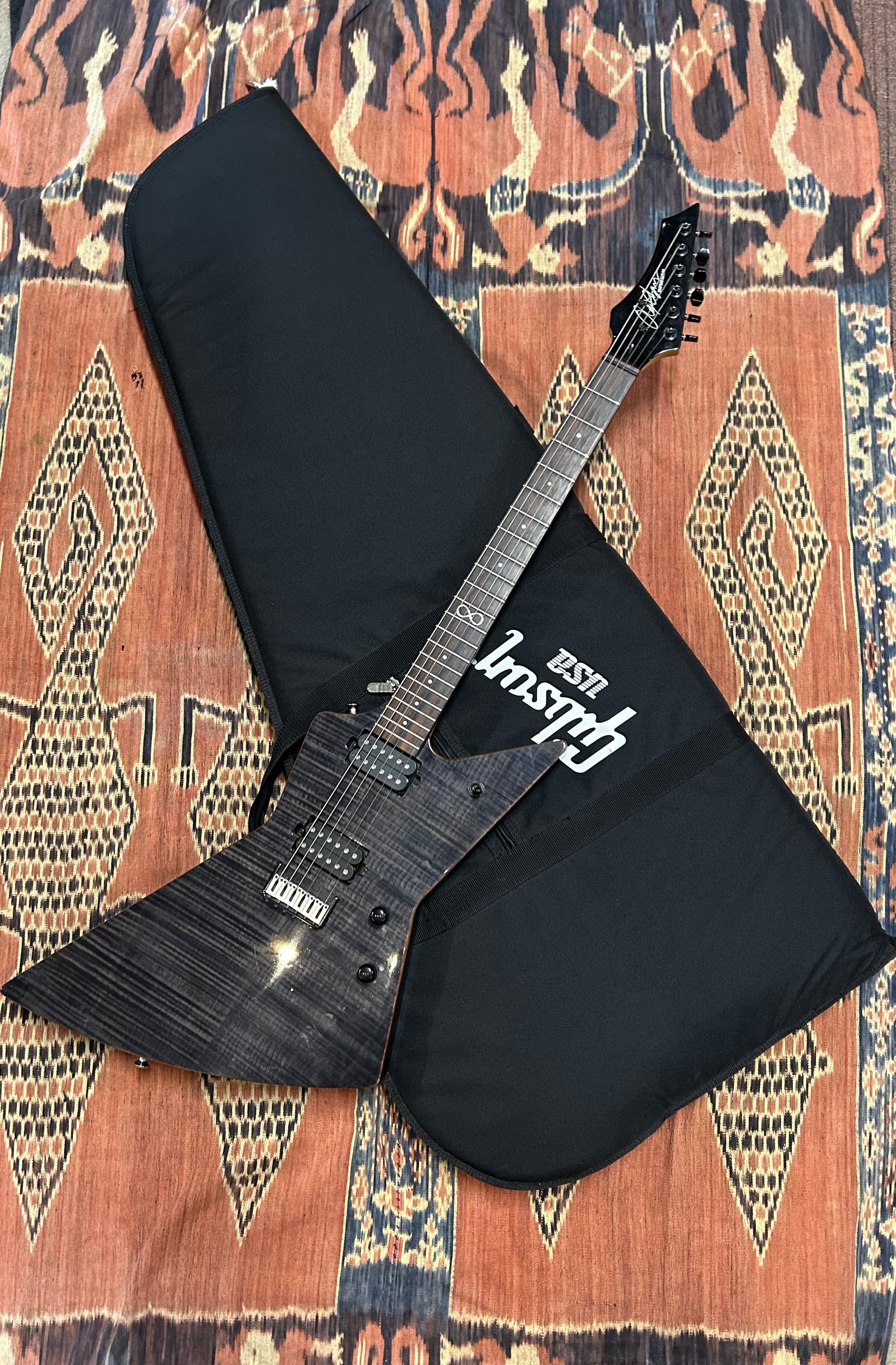 Chapman Ghost Fret (Explorer) in Gibson Gig Bag (taken) – Upwey Music